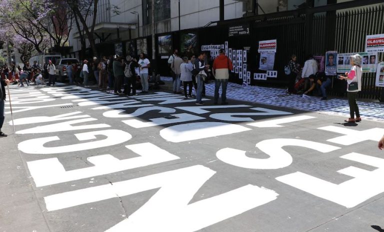 Familias de personas desaparecidas protestan en el Senado