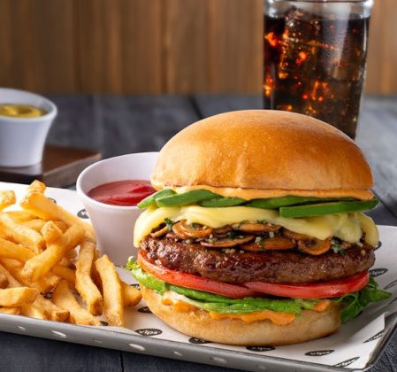 El plan de Alsea para el verano 2026: Nuevas hamburguesas, vasos de ...